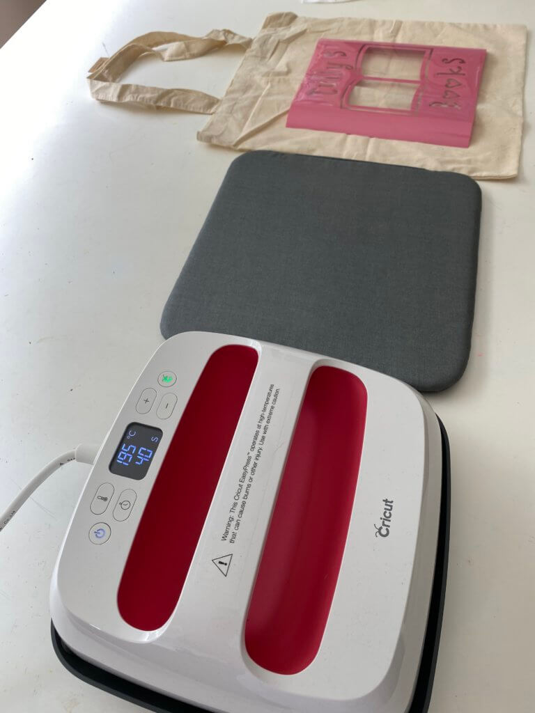 Cricut for Beginners - Library Bags - Stuff Mums Like